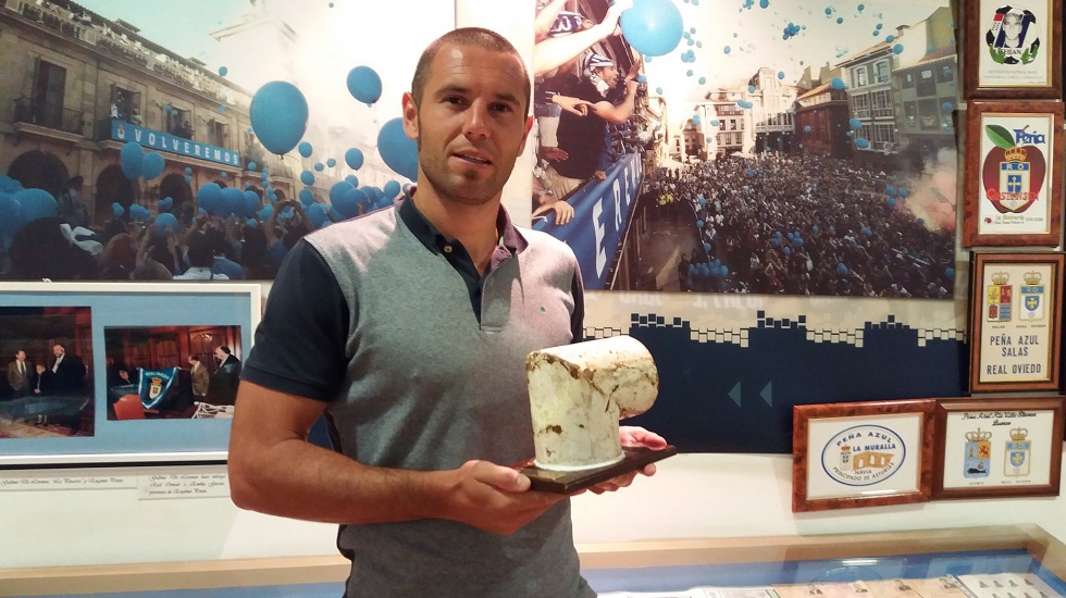 Cervero dona «su escuadra» al Museo del Real Oviedo