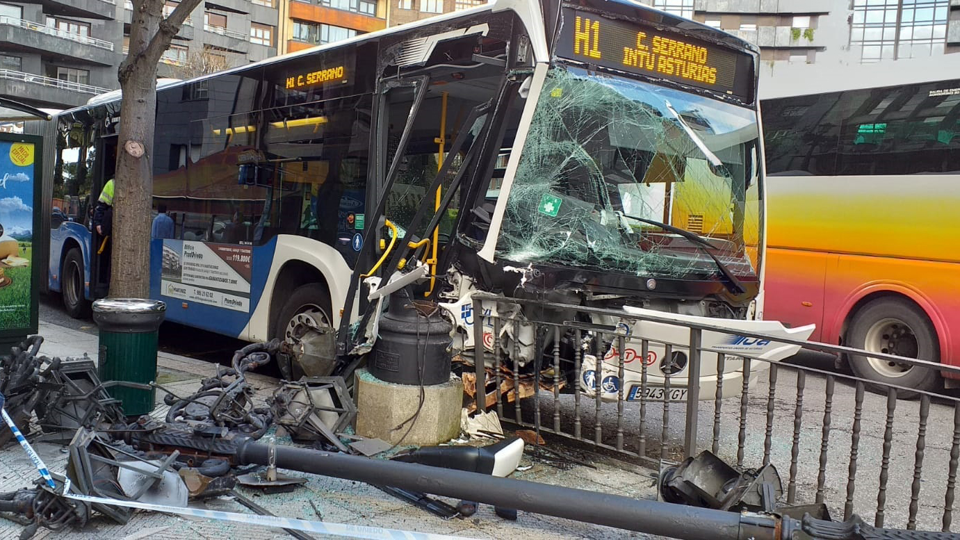 Espectacular accidente de un bus urbano en la plaza América