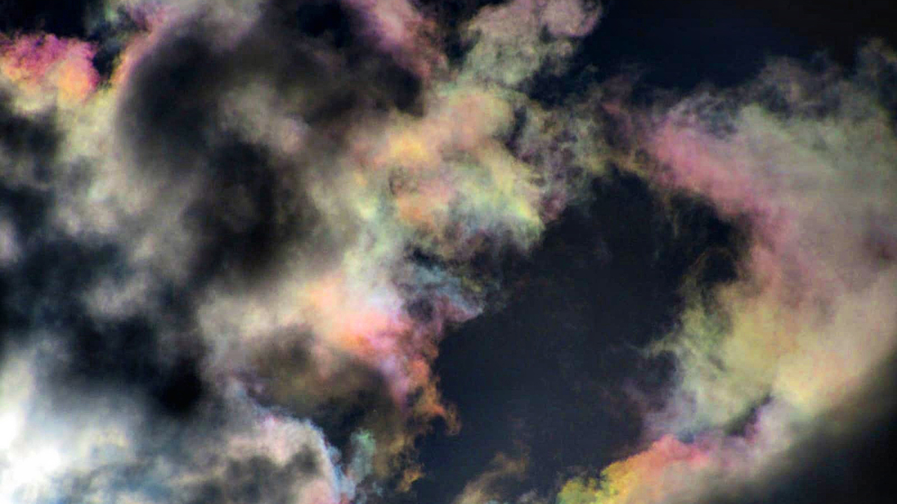 ¿Por qué hay nubes de colores sobre el cielo de Oviedo?