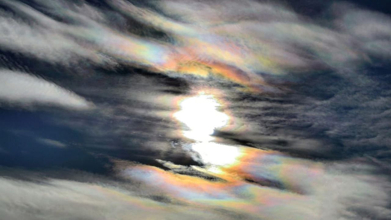 ¿Por qué hay nubes de colores sobre el cielo de Oviedo?