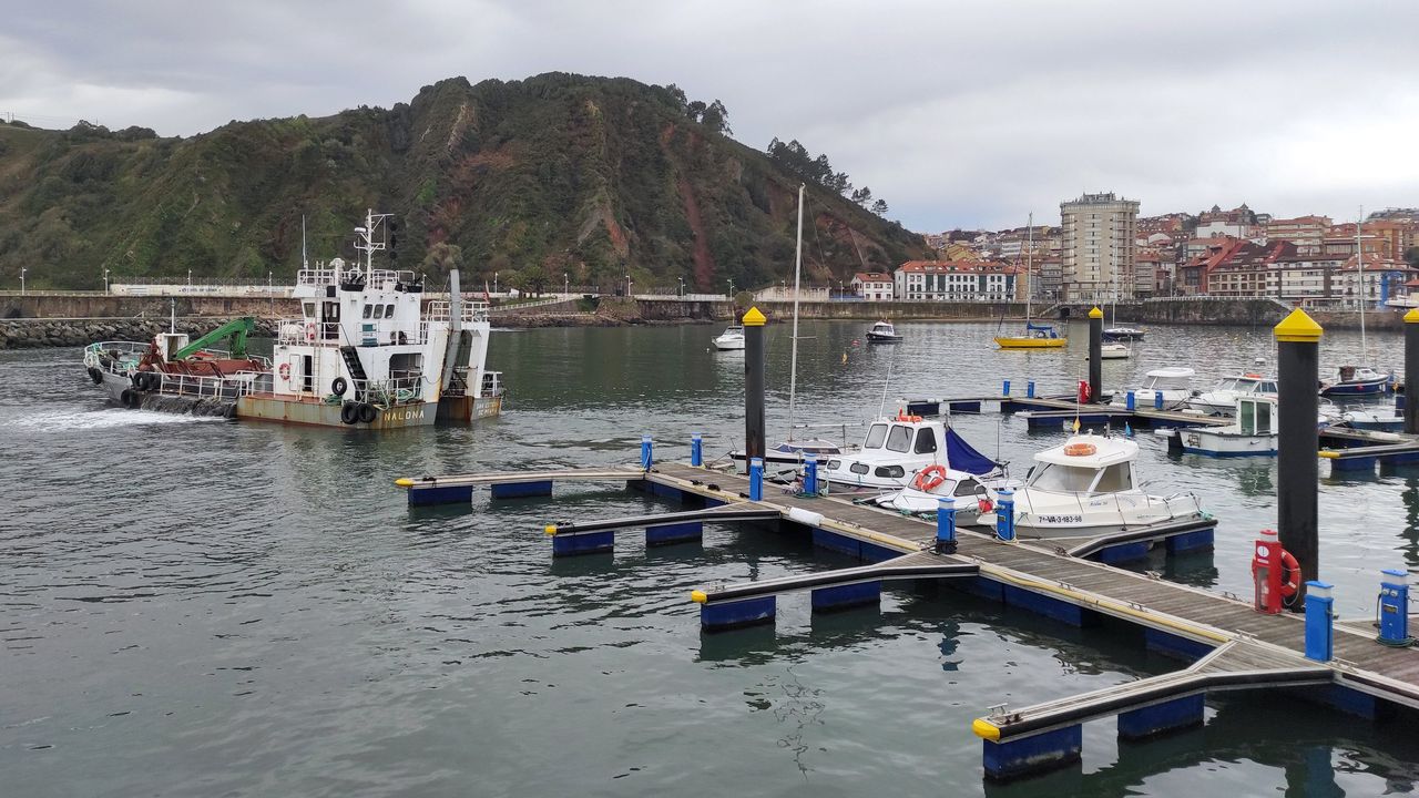 Arrancan las obras para mantener el calado del puerto de Candás