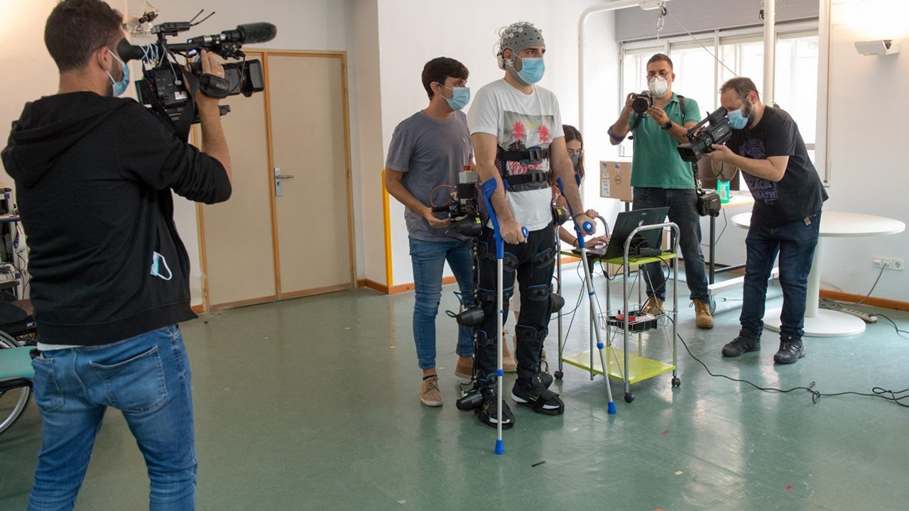 Un exoesqueleto «mágico» que permite volver a caminar a lesionados ...