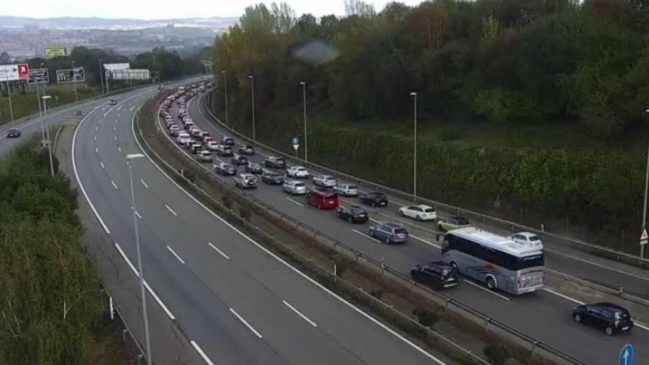 Atasco de varios kilómetros en la entrada de Oviedo por la A-66