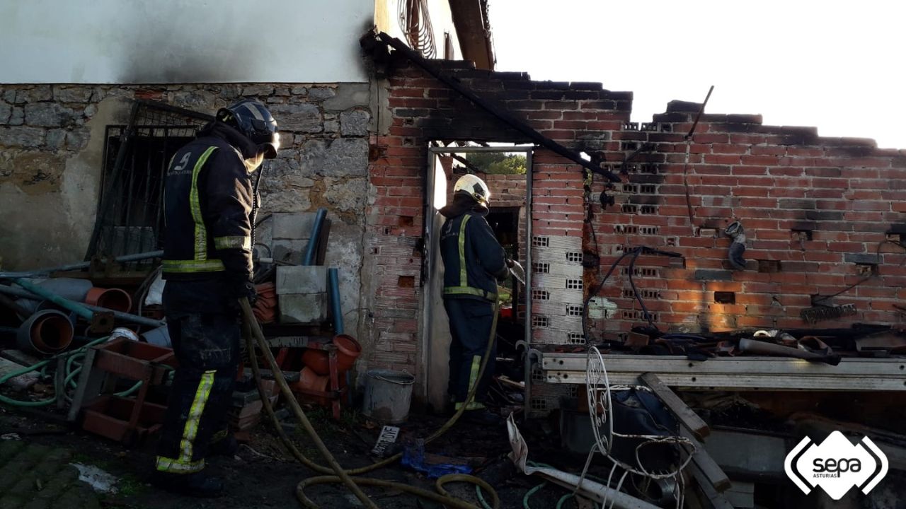 Un incendio calcina una vivienda y varios vehículos en Belandre, en Grao