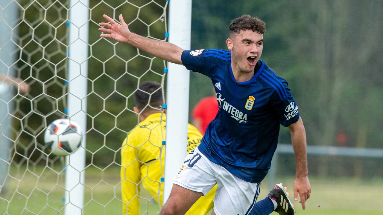 Álex Cardero se podría quedar en el primer equipo del Real Oviedo