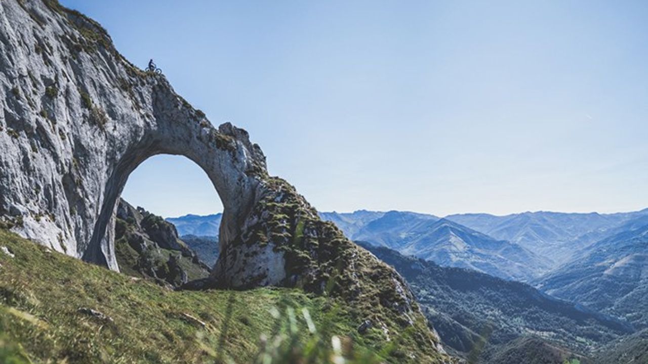 Una ventana al paraíso: el espectacular ojo de buey de la montaña asturiana